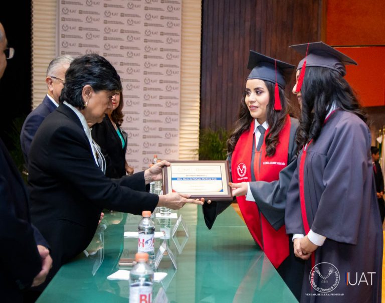 Entrega UAT nuevos graduados de la Facultad de Derecho-Victoria ...